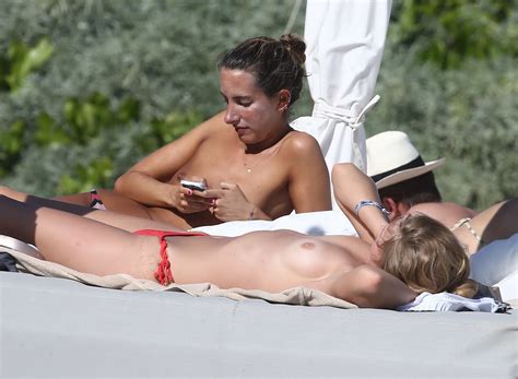 Toni Garrn Tanning Her Bare Boobs At Miami Beach Porn Pictures Xxx
