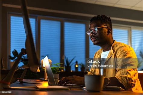 Pc 컴퓨터에서 일하는 자영업자 프리랜서 데스크탑 컴퓨터에 대한 스톡 사진 및 기타 이미지 데스크탑 컴퓨터 마케팅 남자 Istock