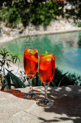 바다 전망 배경이있는 돌에 스프리츠 롱 음료 칵테일 두 잔 과일에 대한 스톡 사진 및 기타 이미지 과일 긴 달콤한 음식 Istock