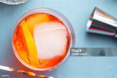 파란색 테이블에 장식으로 오렌지 조각과 고전적인 이탈리아식 식전나무 스프리츠 칵테일 유리 위쪽 보기 칵테일에 대한 스톡 사진 및