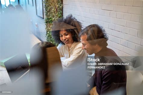 전문 팀이 협업하고 노트북에서 프로젝트 세부 사항을 논의하고 현대적인 작업 공간에서 함께 작업합니다 20 24세에 대한 스톡 사진 및 기타 이미지 Istock