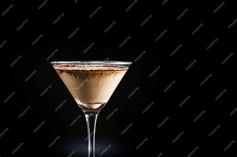 Martini de chocolate con café sobre fondo negro aislado bebida alcohólica con chocolate con ...