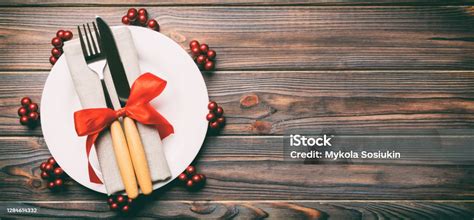 크리스마스 장식 나무 배경에 제공되는 접시 포크와 칼의 상단 보기 배너 복사 공간이 있는 새해 전야 컨셉 강림절에 대한 스톡 사진 및 기타 이미지 Istock