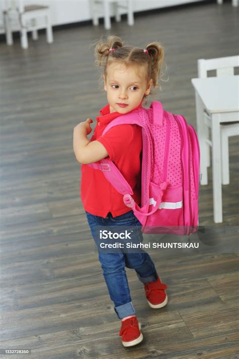 학교 배낭을 가진 학생 소녀는 수업을 위해 교실에 왔습니다 2 3 살에 대한 스톡 사진 및 기타 이미지 2 3 살 배낭 소녀 Istock