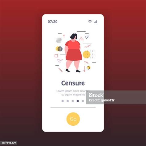 우울한 과체중 여성 괴롭힘 화가 뚱뚱한 여성 캐릭터 동료 폭력 피해자 괴롭힘 조롱 공공 비승인 개념 스마트 폰 화면 온라인 모바일 앱 전체 길이 가공의 인물에 대한 스톡