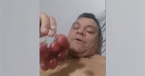 Comiendo Uvas Y Saludando A Sus Electores Así Cumple Su Sentencia El