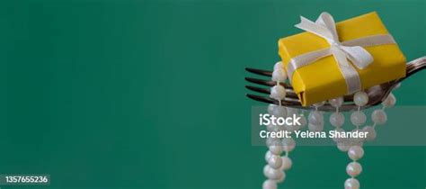 포크에 장식이 있는 배너 흰색 진주 구슬 녹색 배경에 노란색 선물 크리스마스 새해 기념일 또는 결혼식을위한 축제 음식 개념 복사 공간 0명에 대한 스톡 사진 및 기타 이미지