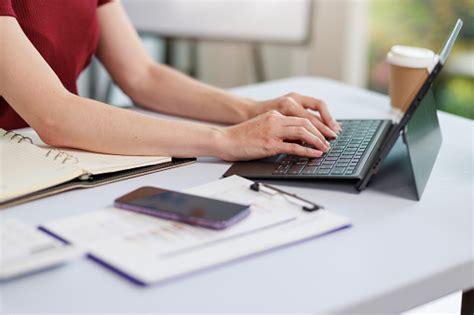 일하는 비즈니스 사무실 여성의 개념 계산기와 노트북을 사용하여 문서 및 비즈니스 투자 그래프 데이터를 분석하여 투자 계획을 확인하는 근접 사업가 감시에 대한 스톡 사진 및