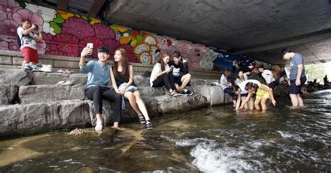 한화 청계천 삼일교 밑에 한화 불꽃길 조성