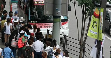 버스타려는 긴 줄