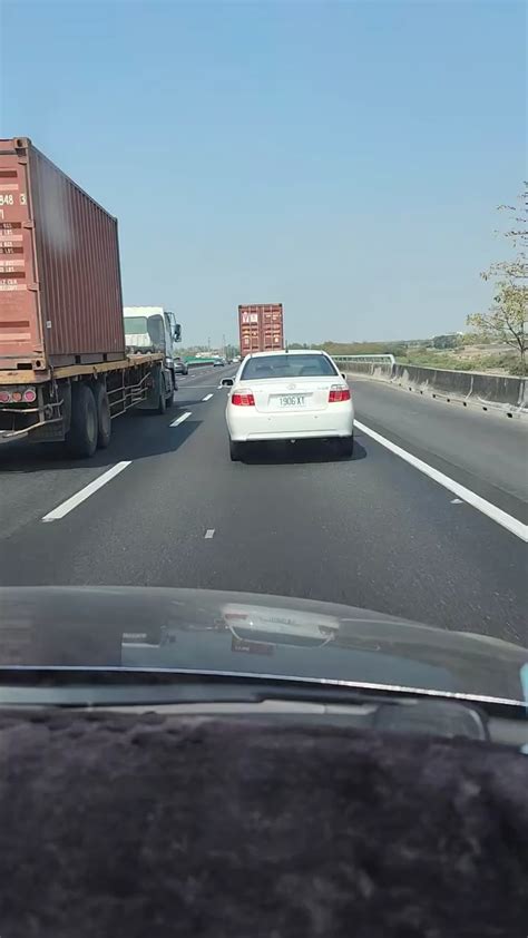 請問這台車主，你很有事嗎？ 這是高速公路欸，開在我們後面一直逼車還閃遠燈就算了， 現在換我們開在你後面，你開車你的手還比著中指😡😡😡 這樣的