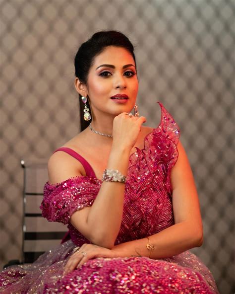 Sadaa రెడ్ కలర్ శారీలో సదా మెరుపులు Namasthe Telangana