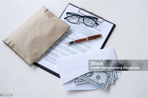 뇌물과 부패의 개념 달러 지폐 부동산 계약 계약을 거래 하면서 봉투에 돈의 형태로 뇌물 및 금융 기업 개념에 대한 스톡 사진 및 기타 이미지 Istock