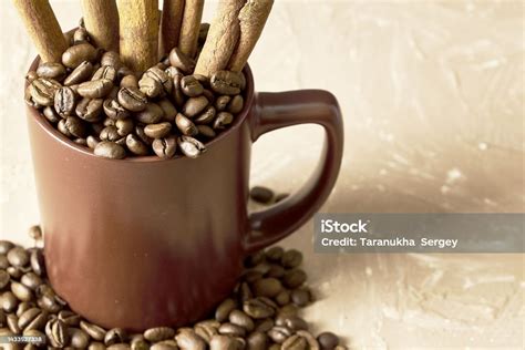 계피가 든 커피 원두와 복사 공간이있는 테이블 위의 커피 머그잔 0명에 대한 스톡 사진 및 기타 이미지 0명 계피 고풍스런 Istock