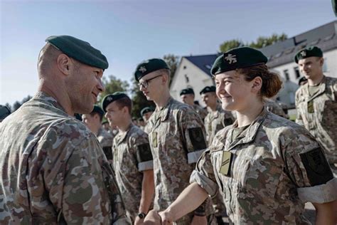 Merginos Renkasi Profesinę Karo Tarnybą Vienos Karės Istorija Karyslt