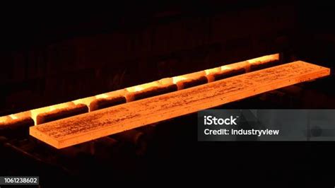 철강 공장금속 시트의 생산을 위한 산업 공장에에서 빛나는 레임 열 개념에 대한 스톡 사진 및 기타 이미지 열 개념 제강 공장 강철 Istock