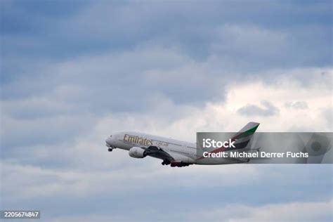 흐린 늦겨울 날 스위스 취리히 클로텐 공항에서 이륙하는 에미레이트 여객기 Airbus A380800 등록 A6eol의 측면 모습 0명에 대한 스톡 사진 및 기타 이미지