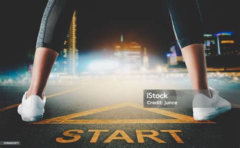 여자 러너 다리는 동기 부여 시작 개념에 대한 현대 밤 도시 스카이 라인에 목표와 자유에 실행 할 준비가 시작 기호에 서있다 개념에 대한 스톡 사진 및 기타 이미지 Istock