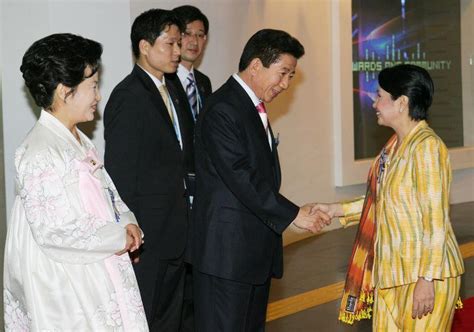 노무현사료관 [2005 Apec 공식 만찬에서 각국 정상들과 악수하는 노무현 대통령]