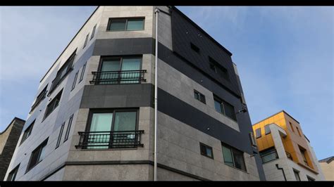 1637 베이지 크림 천연 대리석과 브라운 화강석 유광 투톤 마감 블랙 징크 금속 마름모 무늬 멋진 다세대 상가주택 빌라 디자인 건물 외벽 갈색 석재 외단열 시공