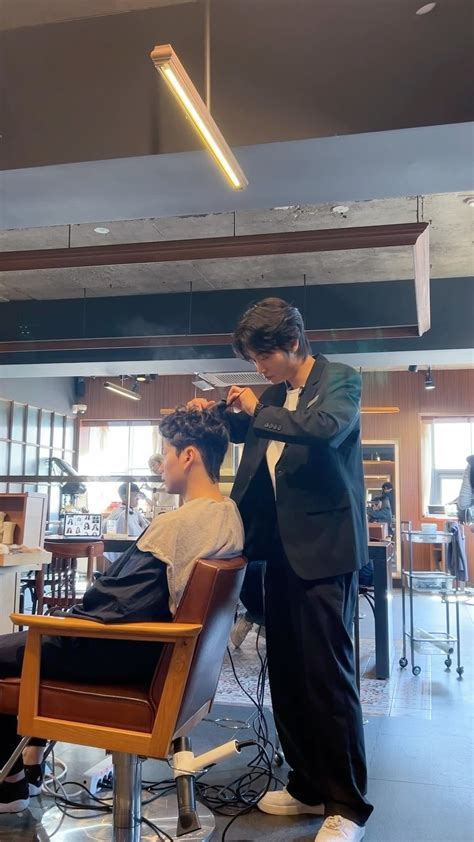 신촌미용실 준오헤어 용 아이롱펌 볼륨매직 남자머리 신촌남자머리 안녕하세요 디자이너 용이에요 한 달에 한 번 머리하는 시간이 편안하고 즐거웠으면 좋겠습니다