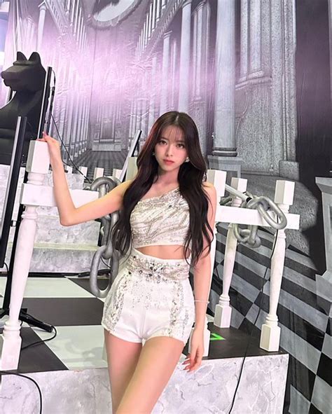 Itzy S Yuna Once Again Shocks Fans With Her Unreal Visuals And Curvy