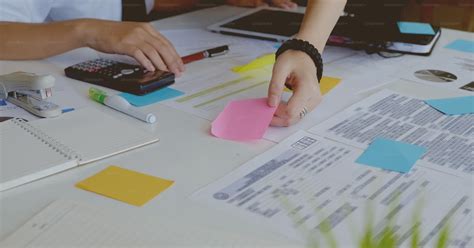 사무실에서 회의에서 새로운 사업 계획을 논의하는 사업가 팀 사진 Unsplash의 태국 이미지