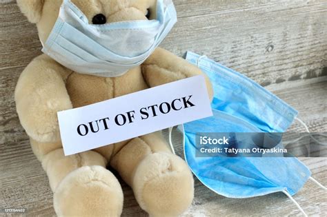 호흡 마스크와 나무 배경에 보호 의료 마스크에 장난감 테디 베어에 의해 개최 품절 텍스트와 발표 0명에 대한 스톡 사진 및 기타 이미지 Istock