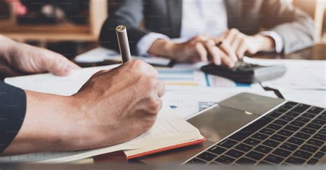 금융 세금 회계 통계 및 분석 연구 개념을 계산하기 위해 계산기와 노트북을 사용하여 사업가와 파트너를 닫습니다 사진