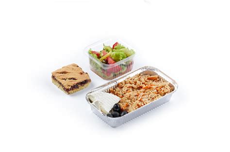 흰색 배경 일회용 플라스틱 및 호일 식기류 비행기 식품 간식 으깬 감자와 속을 채운 고추 야채 샐러드 식이 프로그램 일일 용량 일회성 식사 0명에 대한 스톡 사진 및 기타