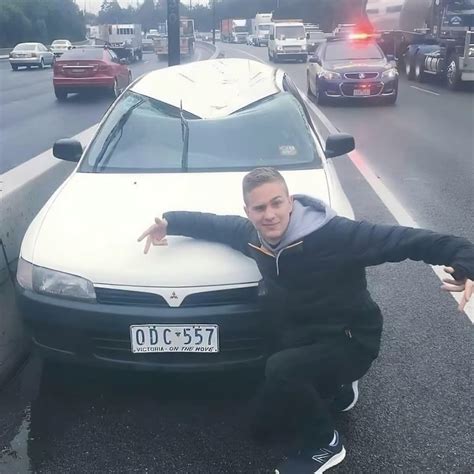 외국힙합갤러리 이 남성은 교통사고를 당한 후 경찰에게 사진을 찍어달라고 요청했습니다 Instagram