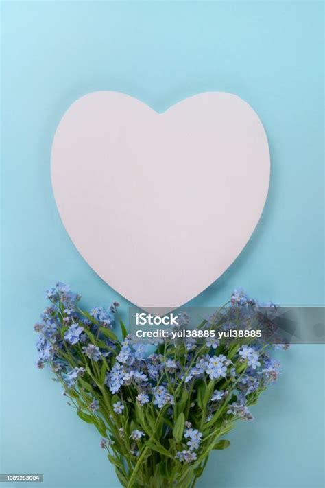 꽃 카드입니다 물 망 초 꽃과 하트 파스텔 블루 배경 발렌타인의 하루입니다 마음과 꽃 카드입니다 어머니의 날입니다 국제 여자의 Daytop 보기 복사 공간입니다