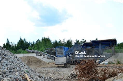 콘크리트 재활용 파쇄 기 현대 건축 기술 콘크리트 가공 분쇄기 및 처리 아스팔트 콘크리트 돌 및 철근 분쇄기 채석장에 대한 스톡 사진 및 기타 이미지 Istock