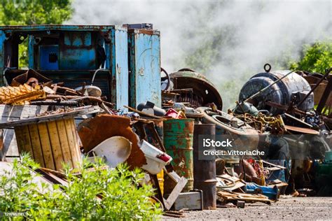 불법 쓰레기 덤프 금속 나무 및 플라스틱 폐기물의 큰 더미 생태 오염의 개념 0명에 대한 스톡 사진 및 기타 이미지 0명 고물 집적소 고철 Istock
