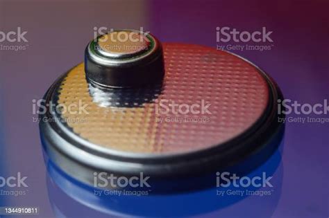 빨간색과 주황색으로 강조 표시된 다양한 크기의 작은 버튼 배터리는 파란색 배경에 있습니다 클로즈업 0명에 대한 스톡 사진 및 기타 이미지 Istock