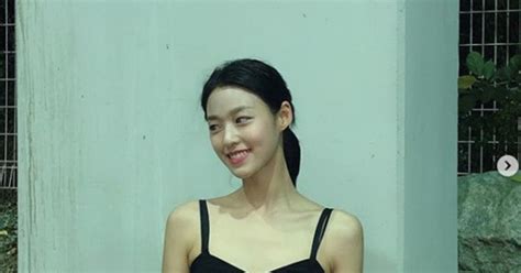 쭉 뻗은 팔·다리설현 미니 원피스에 드러난 늘씬 몸매