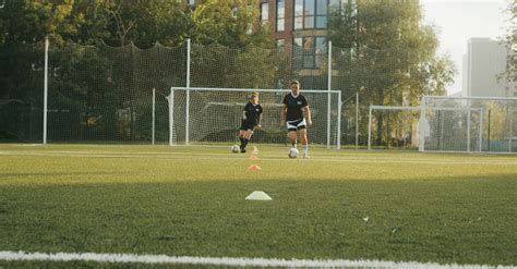 건물 게임 경쟁 골 포스트 공 기술 나무 낮 다이나믹한 도시 도시의 두 선수 들판 따뜻한 라바콘 볼 컨트롤 사람 선수 스포츠 스포츠 이벤트