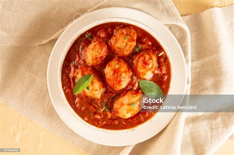 빨간 소스와 바질을 곁들인 맛있는 뇨키는 베이지색 패브릭 배경에 흰색 질감의 수제 세라믹 그릇에 담겨 있습니다 0명에 대한 스톡 사진 및 기타 이미지 Istock