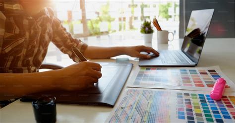 스튜디오 사무실에서 디지털 태블릿으로 작업하는 아티스트 또는 그래픽 디자이너 사진 Unsplash의 컴퓨터 키보드 이미지