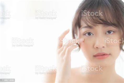 아름다운 젊은 아시아 여성의 초상화는 침실에서 건강하고 웰빙 미소 뷰티 아시아 소녀 스킨 케어 터치 아이 메이크업과 화장품 신선한 행복 라이프 스타일과 휴식 개념 가정