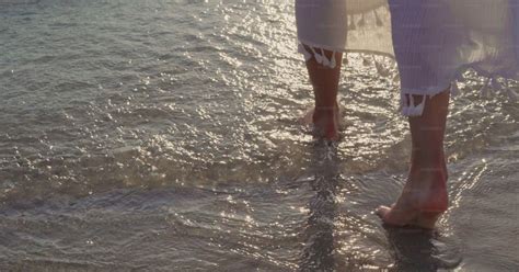 해변을 걷고 있는 젊은 아시아 여성 아름다운 여성은 저녁에 일몰 때 바다 근처 해변을 산책하며 휴식을 취합니다 라이프 스타일 여성은 해변 개념으로 여행합니다 사진