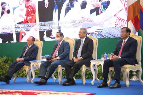 សម្តេចតេជោ ហ៊ុន សែន ប្រកាសថា ស្ត្រី២រូប គឺលោកស្រី ភឿង សកុណា និងលោកស្រី អ៉ឹង កន្ថាផាវី