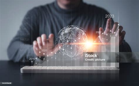 주식 시장 투자가 성장하는 스마트폰을 들고 있는 사업가 디자인 현실 비즈니스 금융의 가상 기술 관리 2023 배경 비즈니스 금융 및 투자의 개념 2023년에 대한 스톡 사진