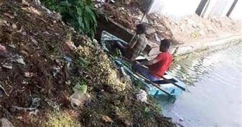 খাল মশামুক্ত রাখতে ব্যবহার হচ্ছে কীটনাশক কেনা হয়েছে নৌকা