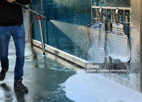 셀프 서비스 세차장에서 고압 워터 제트로 자동 매트를 청소하는 남자 근접 촬영 차에 대한 스톡 사진 및 기타 이미지 차 카페트 고무 Istock