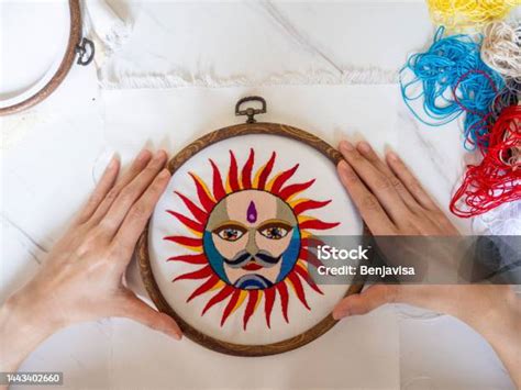 손 자수 공예 취미 인간의 머리 두뇌 마음 건강 정신 태양 영적 예술 치료 로고 아이콘 기호 기호 패션 영감 일러스트 디자인 패턴 섬유 수공예 선택 초점 Central