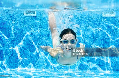 수영장에서 수영 하는 아이 행복 한 활동적인 십 대 소녀 다이빙 및 수 중에서 재미 아이 피트 니스 및 리조트 가족 휴가에