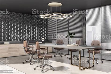 샹들리에가 있는 넓은 회의실의 햇볕이 잘 드는 콘크리트 바닥에 회색 회의 테이블과 갈색 휠체어에 대한 투시도와 블라인드가 있는 창문에서 도시 전망 배경 3d 렌더링 모던