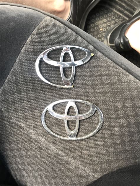 Эмблема Toyota — Toyota Avensis I, 2 л, 2002 года | аксессуары | DRIVE2