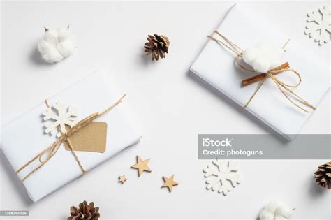 빈티지 크리스마스 플랫 평신기 구성 수제 선물 상자 나무 눈송이와 장식 흰색 테이블에 소나무 콘 최고의 보기 겨울 휴가 시즌 배경 0명에 대한 스톡 사진 및 기타 이미지